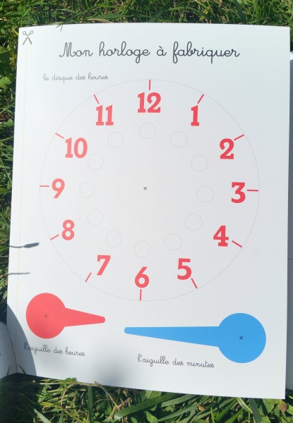 Apprendre à lire l'heure avec Montessori. Un cahier de chez Nathan.