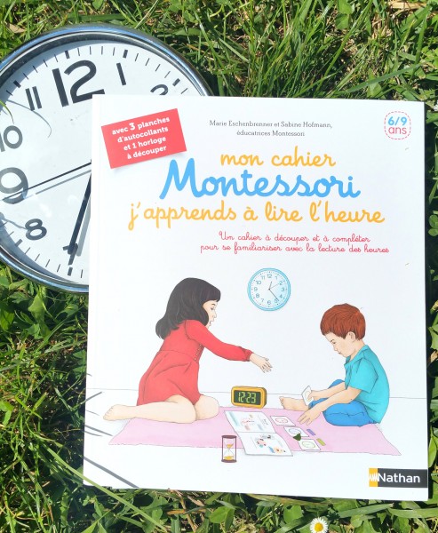 Apprendre à lire l'heure avec Montessori. Un cahier de chez Nathan.