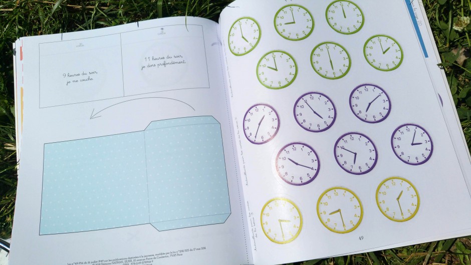 Apprendre à lire l'heure avec Montessori. Un cahier de chez Nathan.