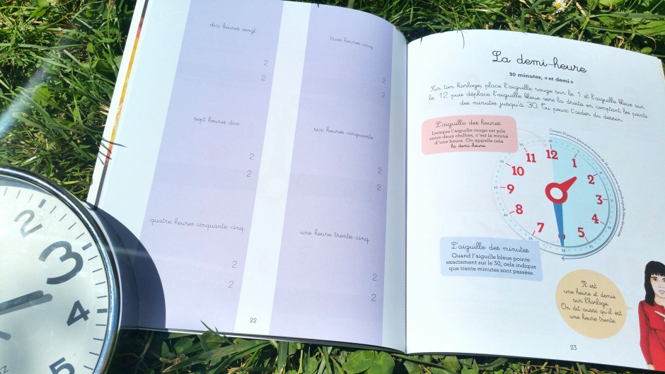 Apprendre à lire l'heure avec Montessori. Un cahier de chez Nathan.