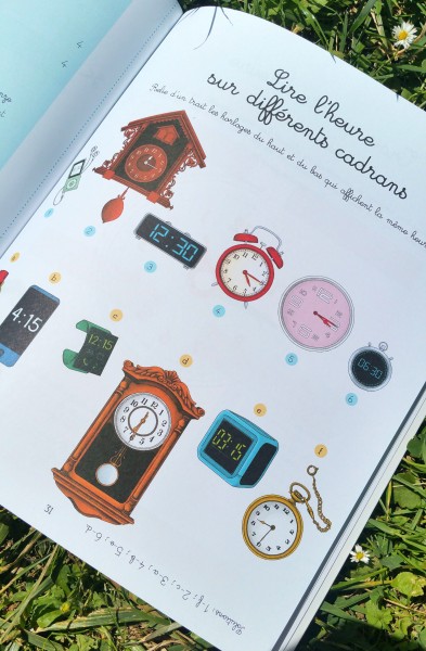 Apprendre à lire l'heure avec Montessori. Un cahier de chez Nathan.