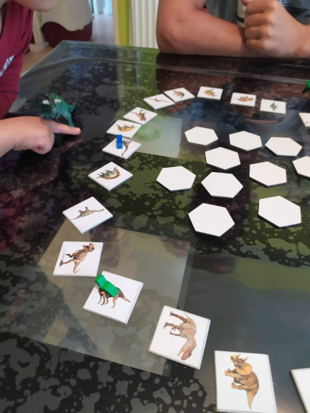 Jeu de société sur les dinosaures à fabriquer : Dino en tête