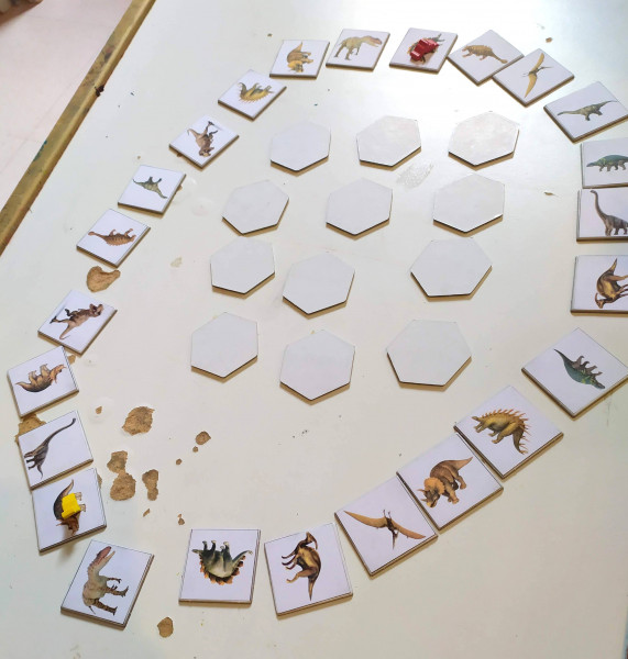 Dino en tête : jeu de société sur les dinosaures à fabriquer + fichiers